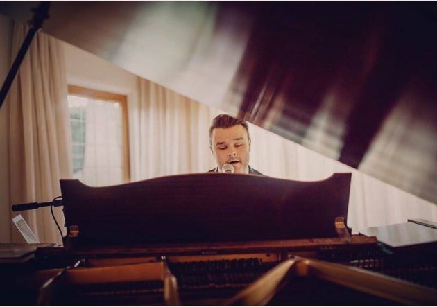 Simon Dee - Singer/Pianist for Weddings,Events,Parties